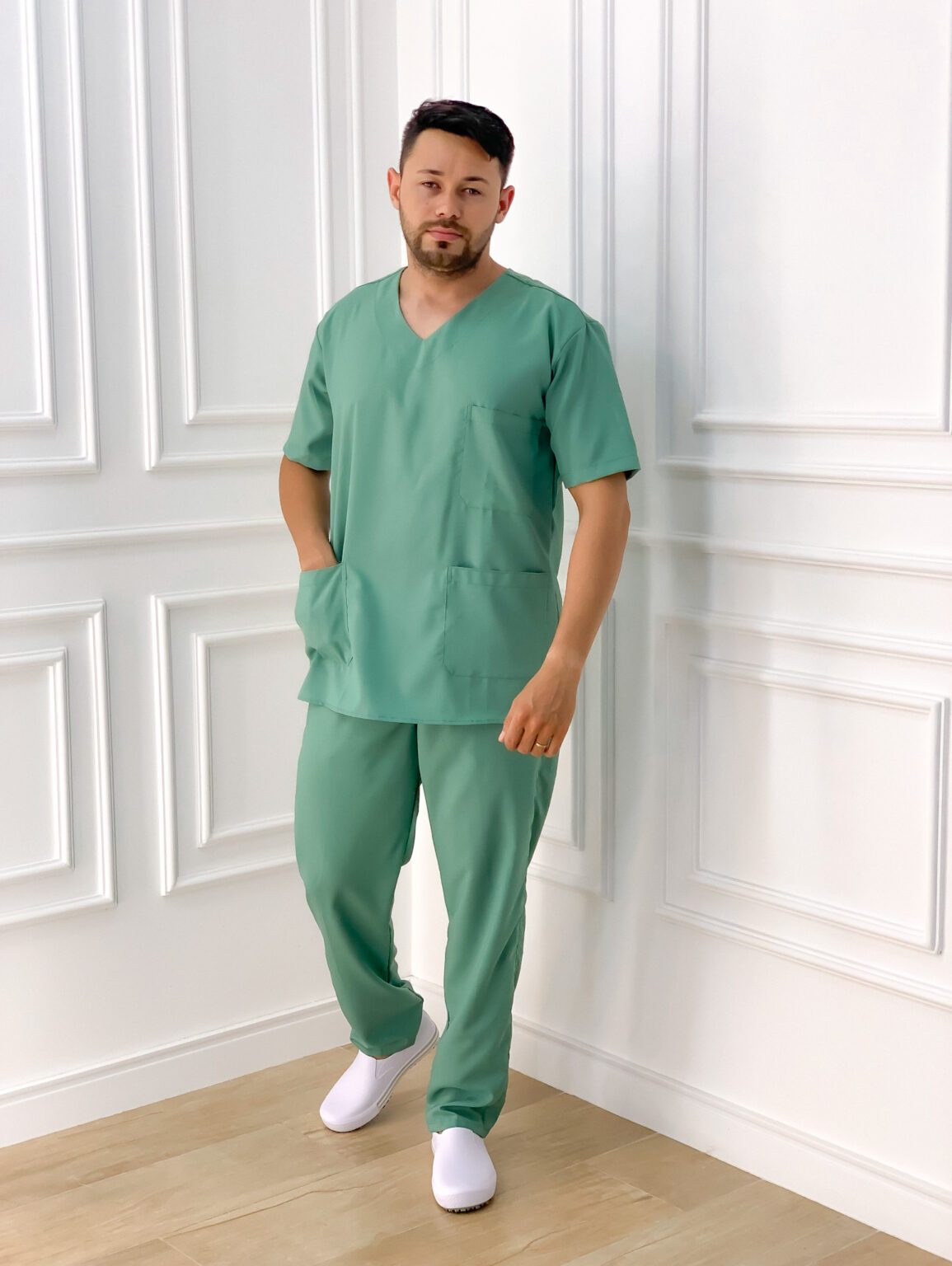 Scrubs Masculino Verde Pastel – Yone Jalecos