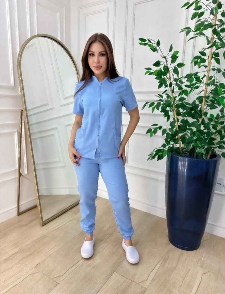 Scrubs Bia Alfaiataria Azul Bebê – Yone Jalecos